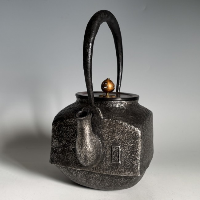 No.hn971sa-a, Iron sand kettle（tea kettle), design is square shape ...